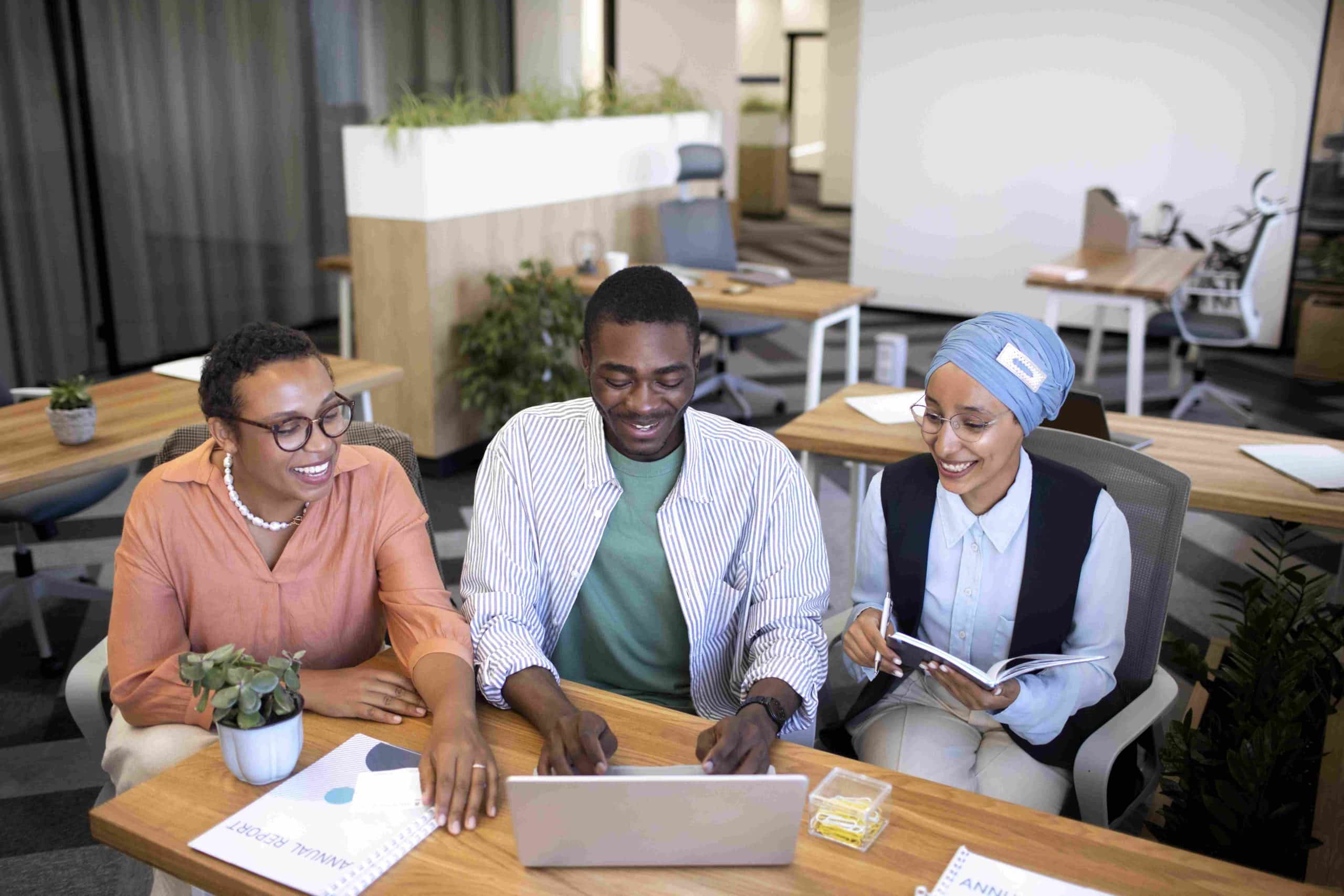 How to Manage Performance for Employees Working Across Time Zones